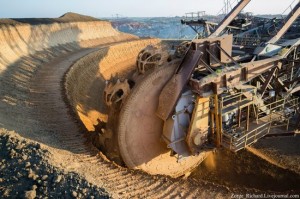 Post-apocalyptic views of mining machinery · Ukraine travel blog