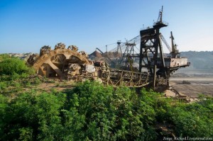 Post-apocalyptic views of mining machinery · Ukraine travel blog